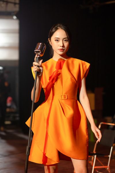 Vanhoadautuvn Rima Thanh Vy Gây Choáng Với Nụ Hôn Bách Hợp Trong Mv Debut Của Mymy The Voice